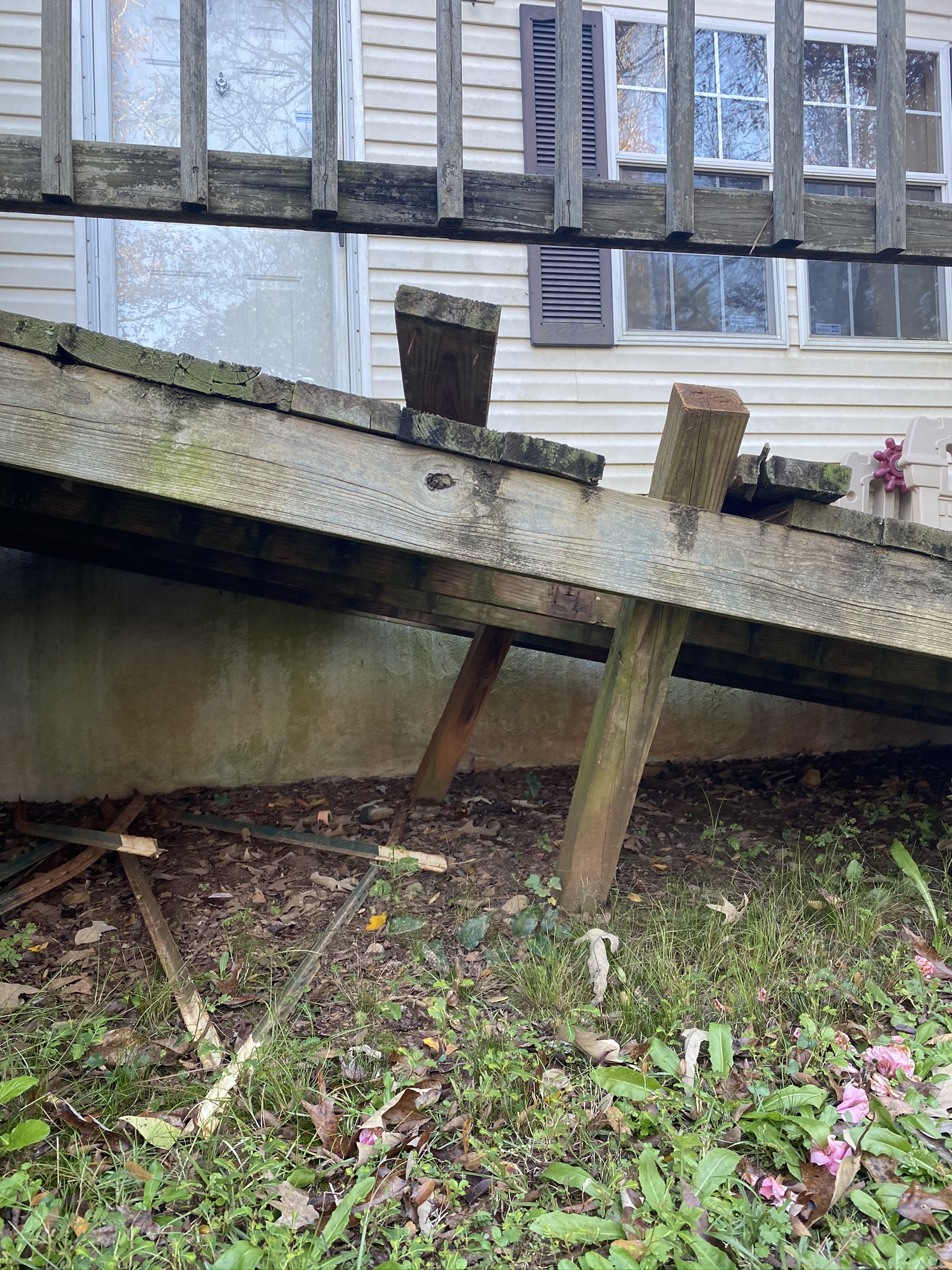 Injured in Deck Collapse: $712,500 for Client | Sessions & Fleischman